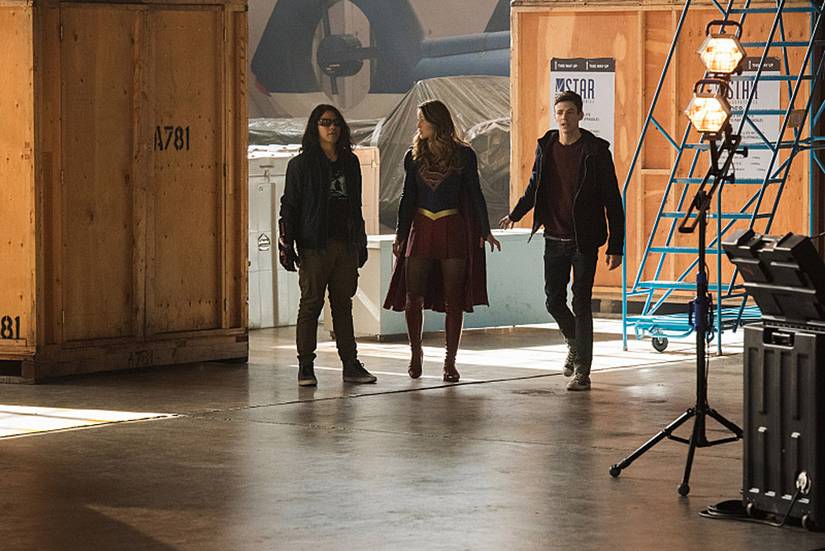 CW's Heroes Unite in The Flash's 'Invasion' Photos