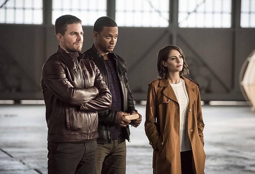 CW's Heroes Unite in The Flash's 'Invasion' Photos