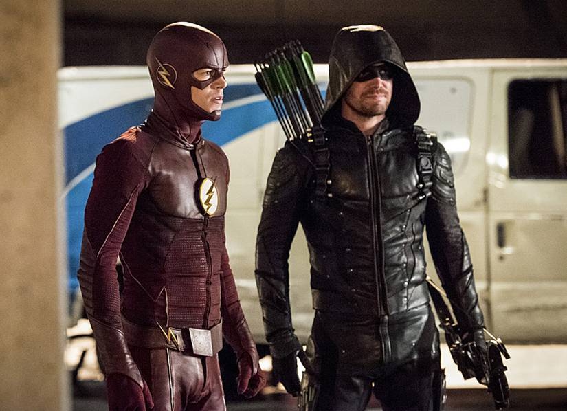 CW's Heroes Unite in The Flash's 'Invasion' Photos