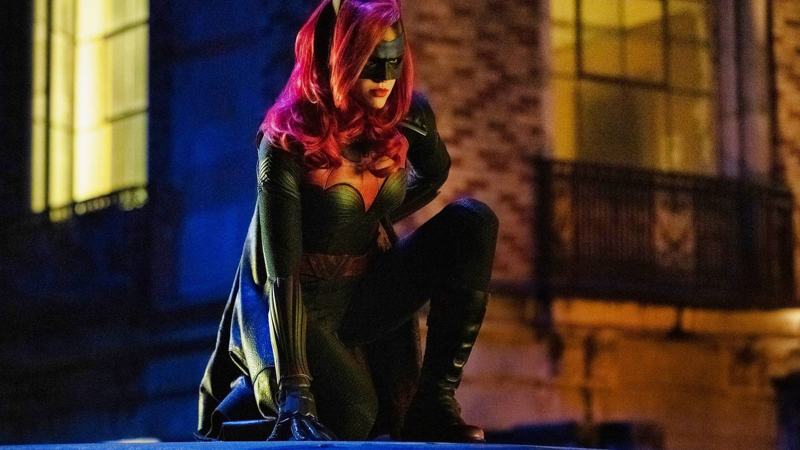 Elseworlds Will Reveal the Arrowverse's First Vigilante (It's Not Green ...