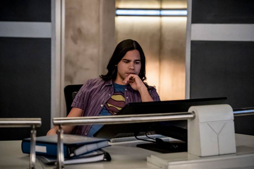The Flash: Cisco's New Shirt Reflects the Arrowverse's Post-Crisis Changes
