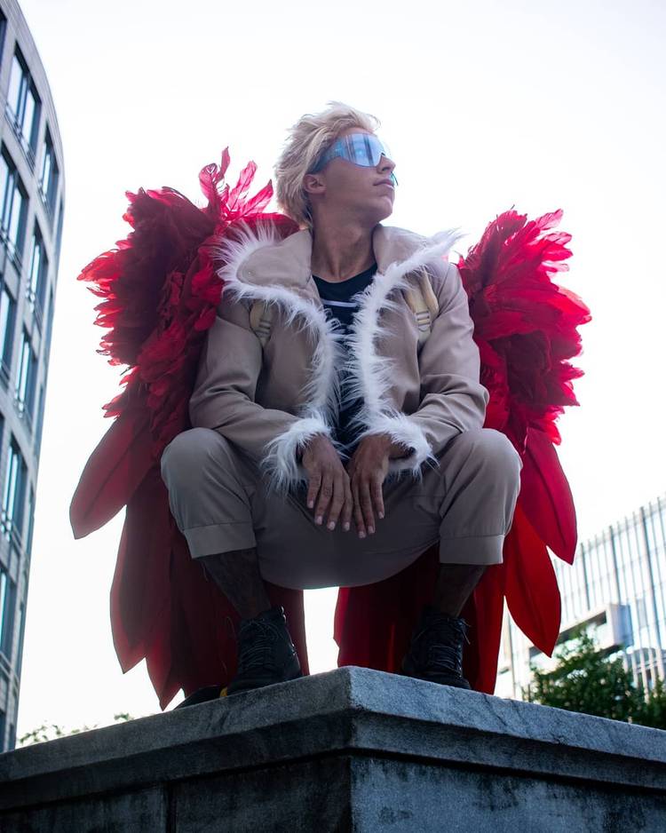 My Hero Academia: 10 Hawks Cosplay That Look Just Like The Anime