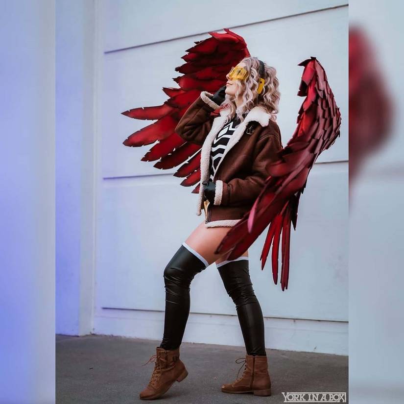 My Hero Academia: 10 Hawks Cosplay That Look Just Like The Anime