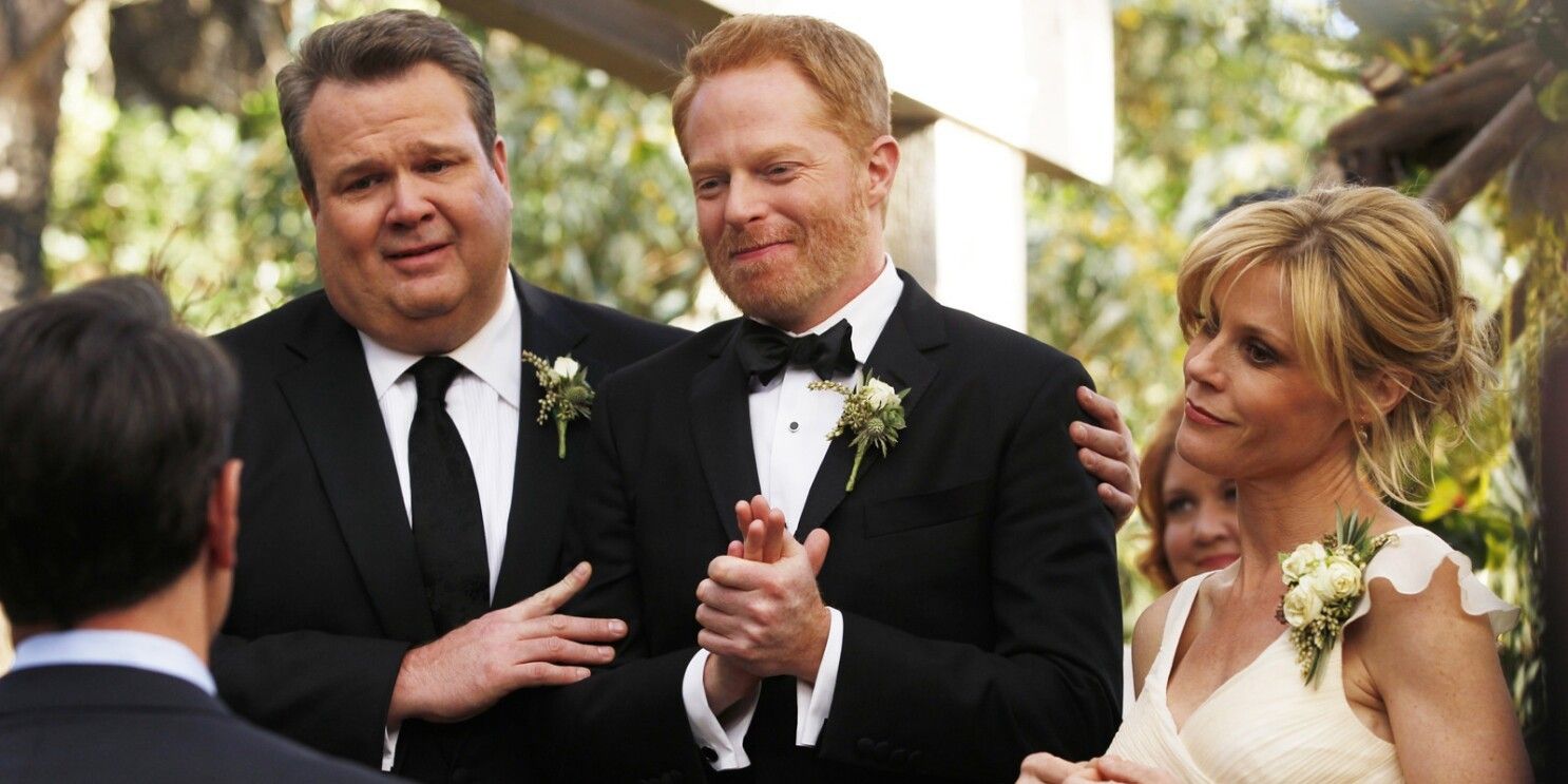 Modern Family Gets Caught Up In Affair Kiss Cam Meme