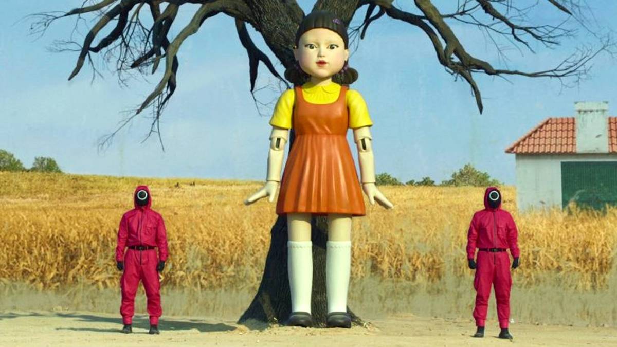 Squid Game Fans Create a Life-Size Replica of the Red Light, Green ...