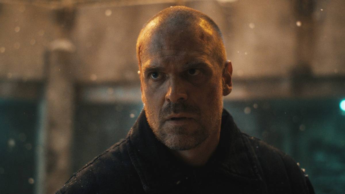 Stranger Things Turned Hopper's Body Transformation Into a Joke