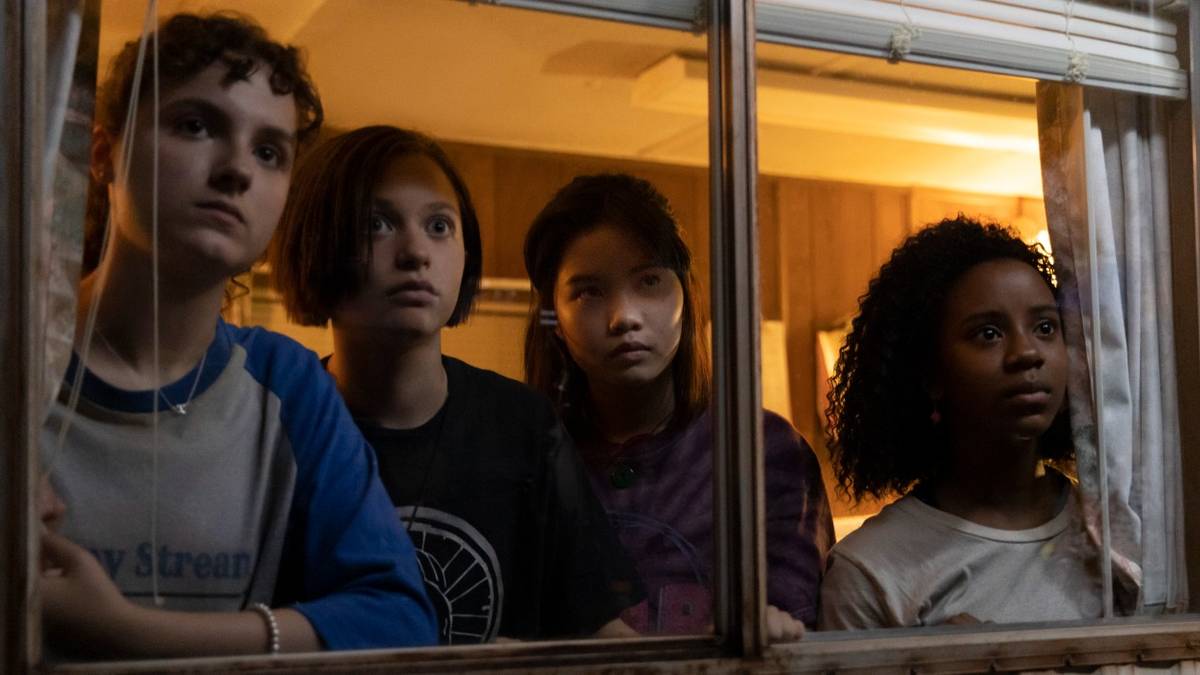 Paper Girls Establishes Its '80s Sci-Fi Cred With an Urban Legend