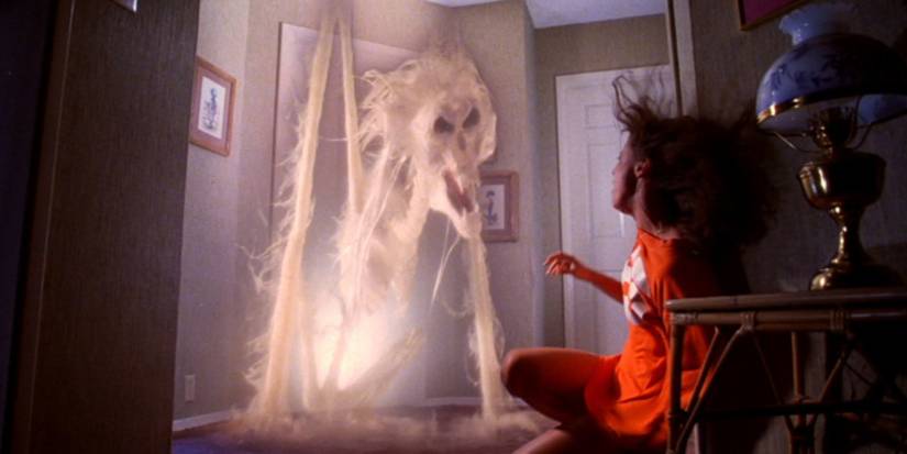 Poltergeist Review: The ‘80s Haunted House Movie That Breaks 1 of ...
