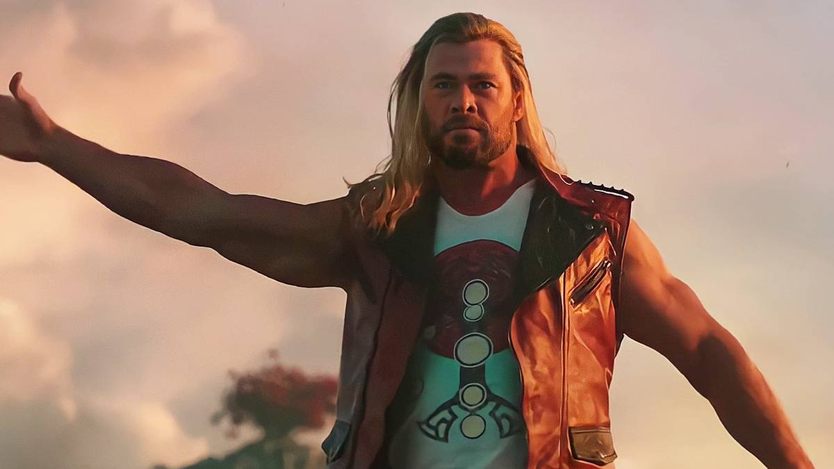 Watch Thor Star Chris Hemsworth Lug Around a Comically Large Mjolnir
