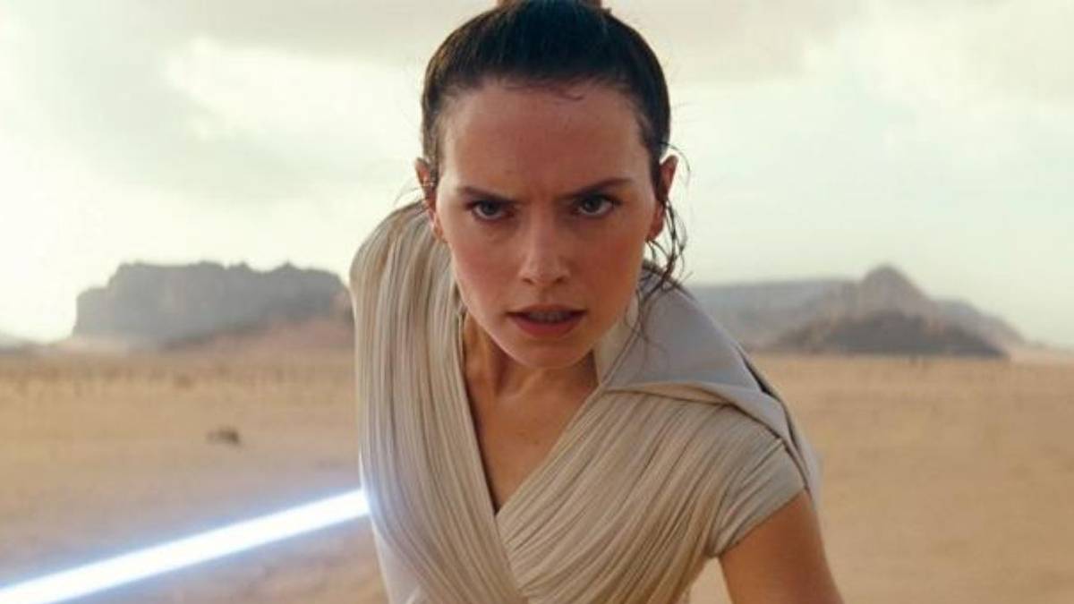 Daisy Ridley Shares a Fun Rise of Skywalker BTS Photo to Celebrate Star ...