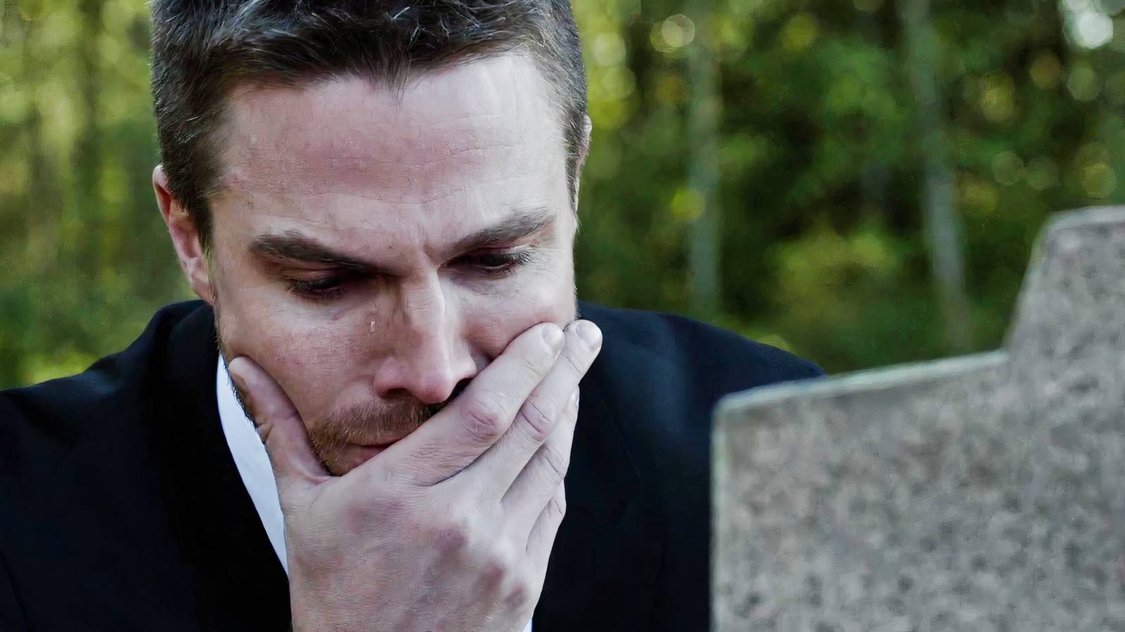 'I Thought It Was Me': Arrow's Mystery Grave Season Had All of the Cast ...