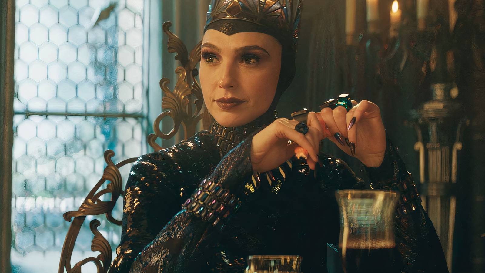 Disney's Snow White Shows Gal Gadot's Evil Queen Summoning the Magic ...