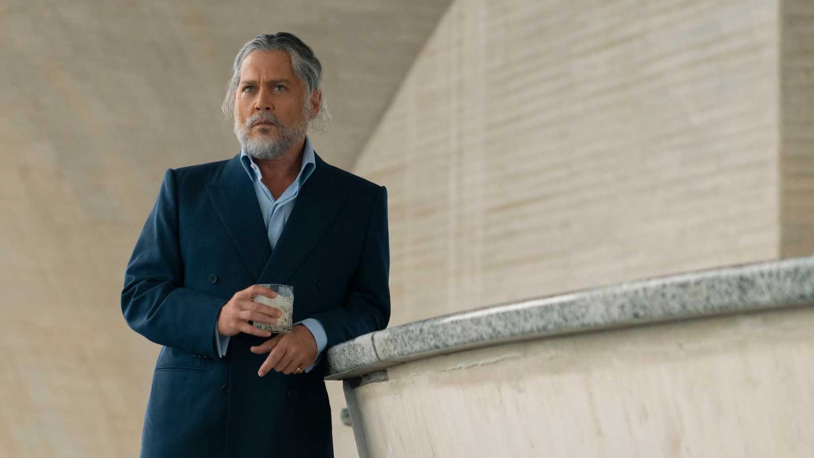 Johnny Depp Looks Almost Unrecognizable in First Look at New Thriller ...