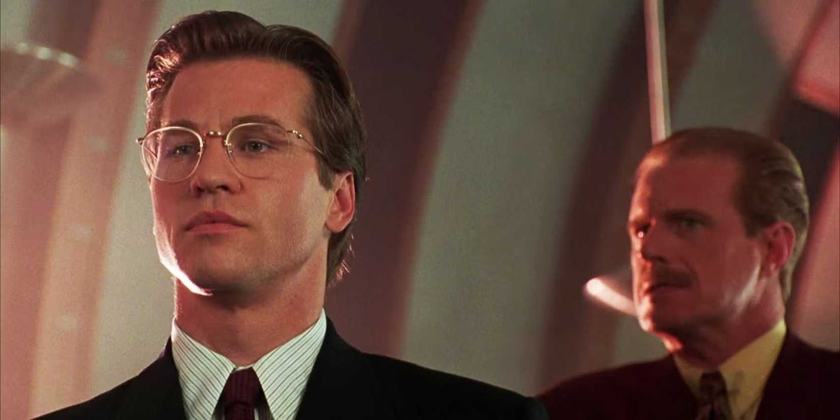 Val Kilmer's Batman Forever Performance Holds Up (& Even Improves) After 30 Years For These Reasons