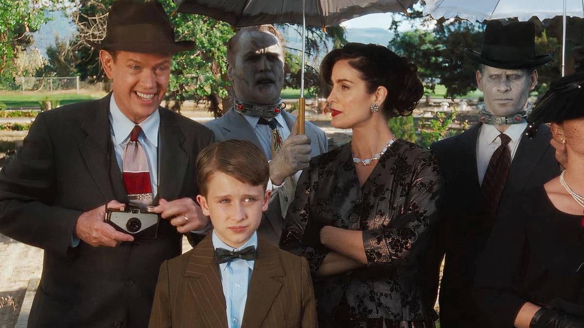 18 Years Later, Carrie-Anne Moss’s Forgotten Zombie Comedy Is Still ...