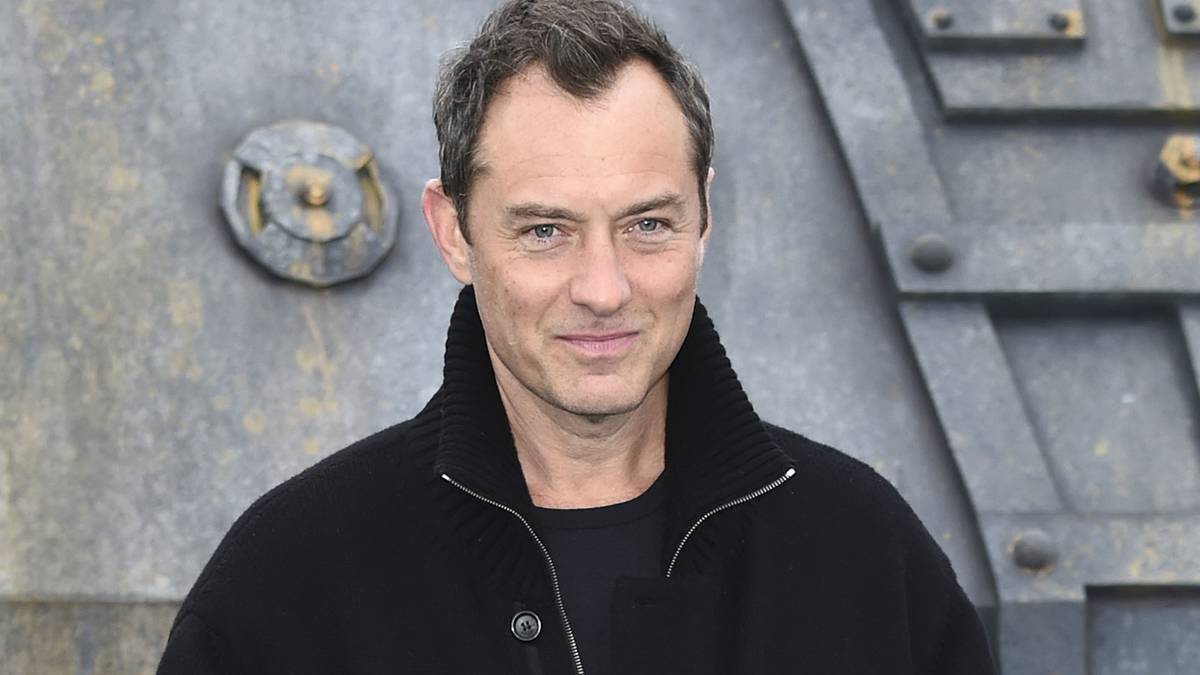 Jude Law Transforms into Vladimir Putin in First Look at The Wizard of ...