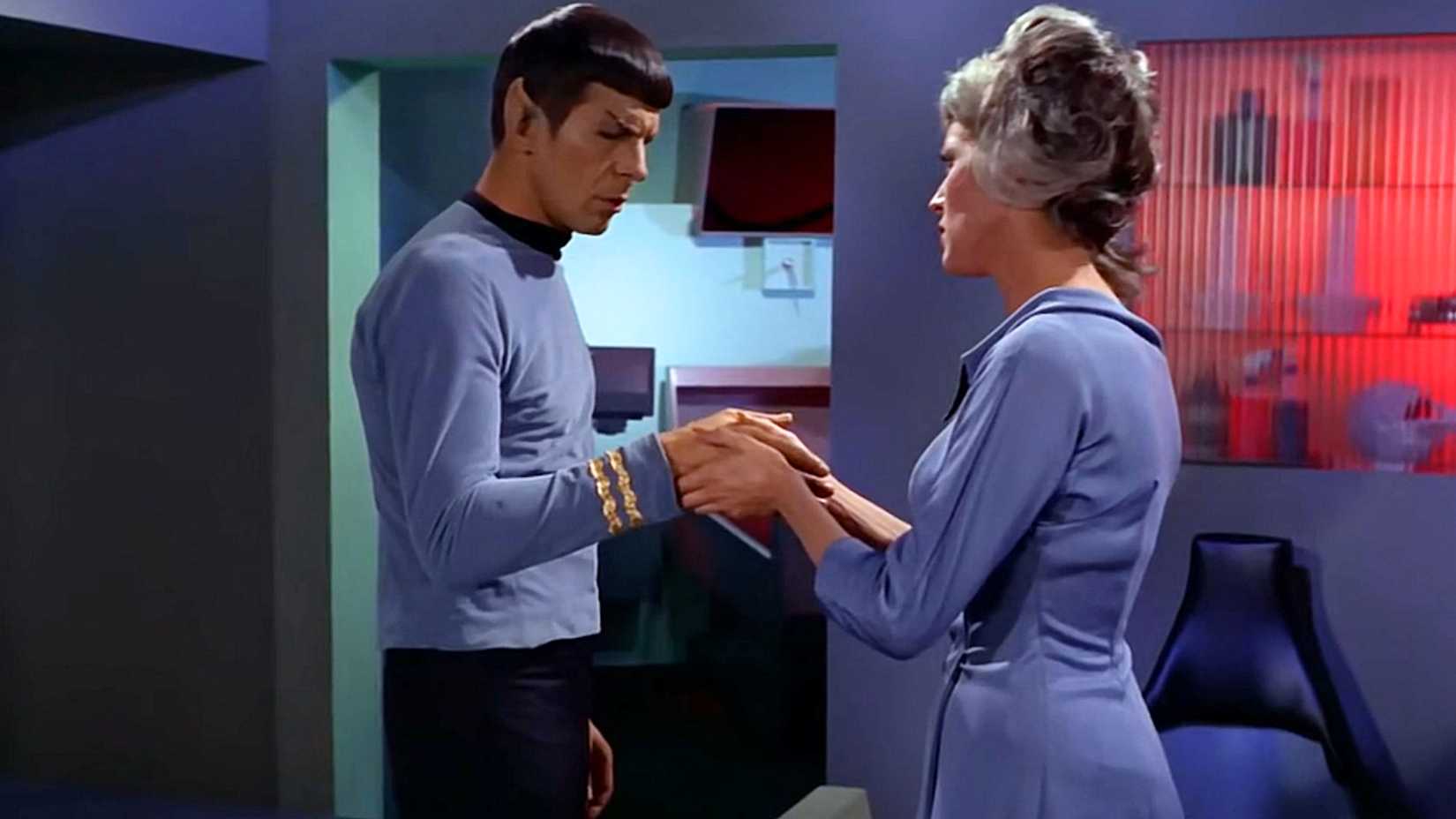 Star Trek's Controversial Spock Romance Fixes 2 Classic TOS Episodes ...