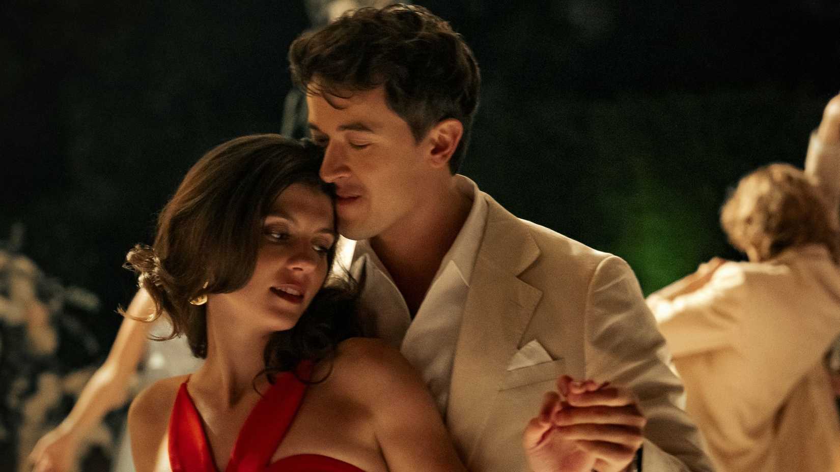 Netflix's Rom-Com People We Meet on Vacation Becomes an Instant ...