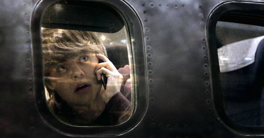 Flight 462 Returns In Tonight's "Fear The Walking Dead"