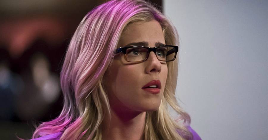 Arrow S Emily Bett Rickards Discusses Felicity S Optimism Paralysis